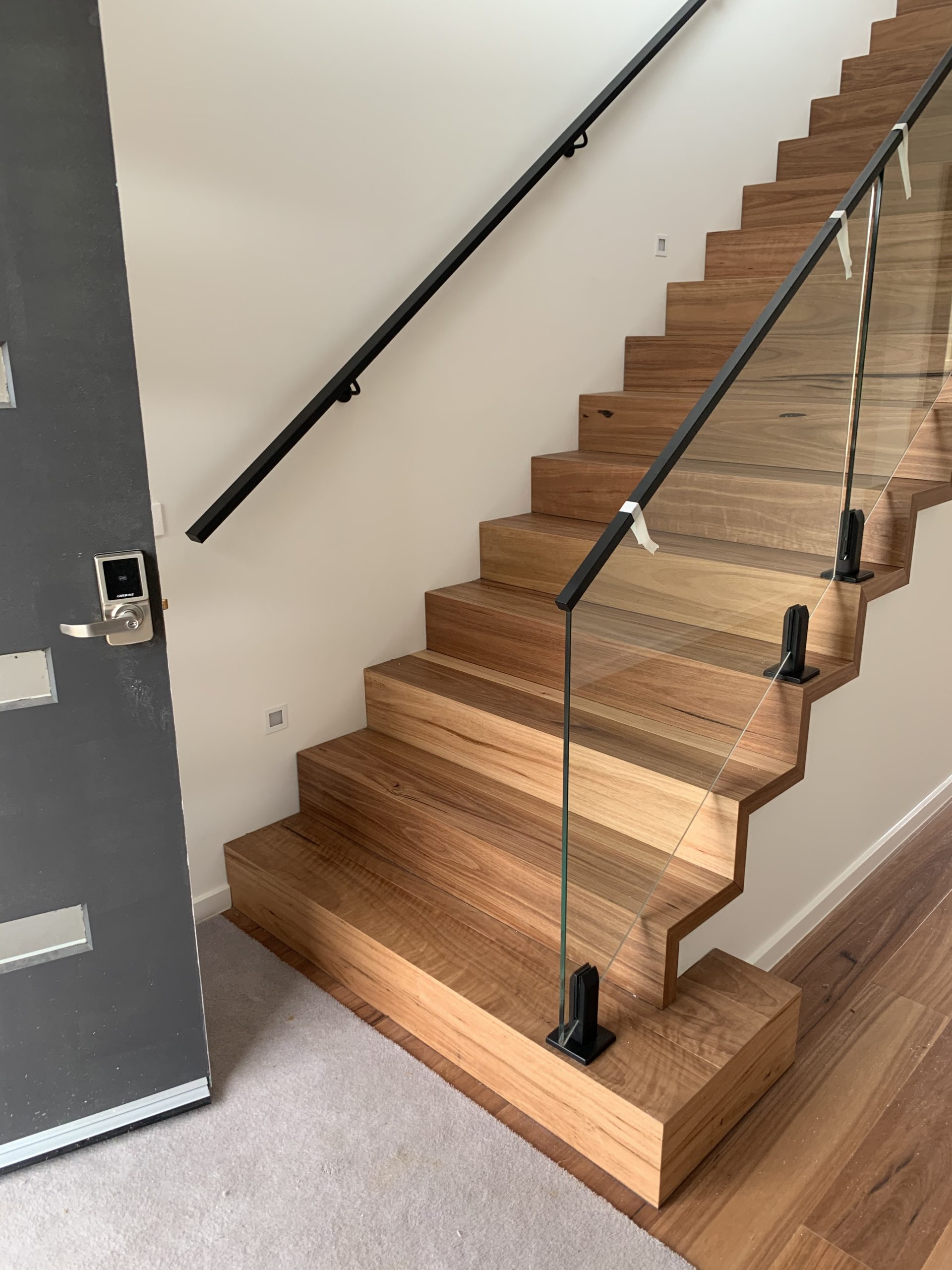 CC-0006 - Closed rise, cut-stringer staircase with glass balustrade ...